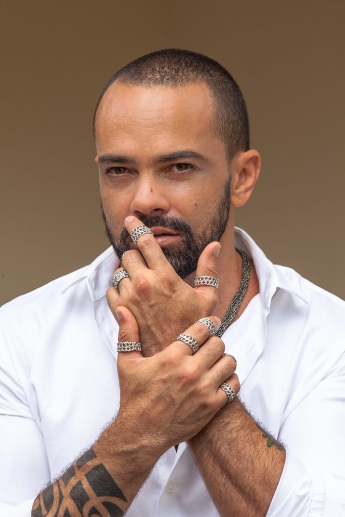 Do fio a joia: Toni Barros transforma o crochê em peças de luxo ...