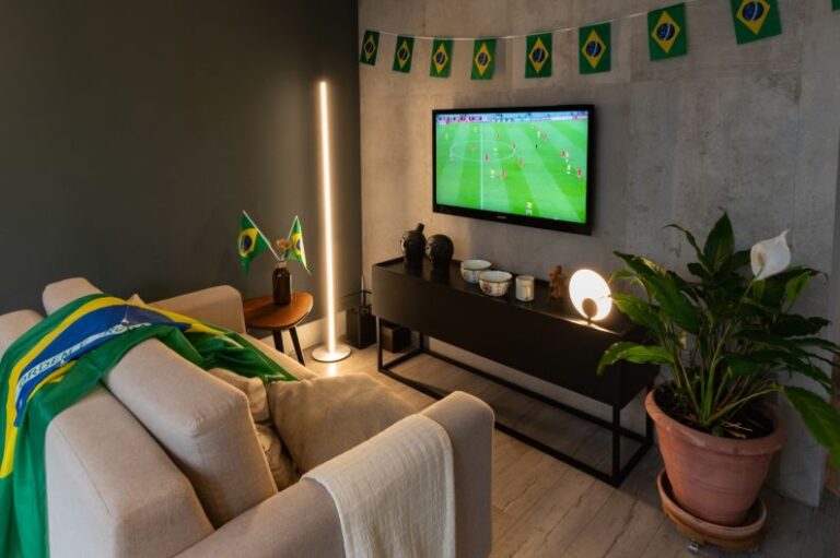 Iluminação, décor e brasilidade: como preparar a sala de TV para curtir ...